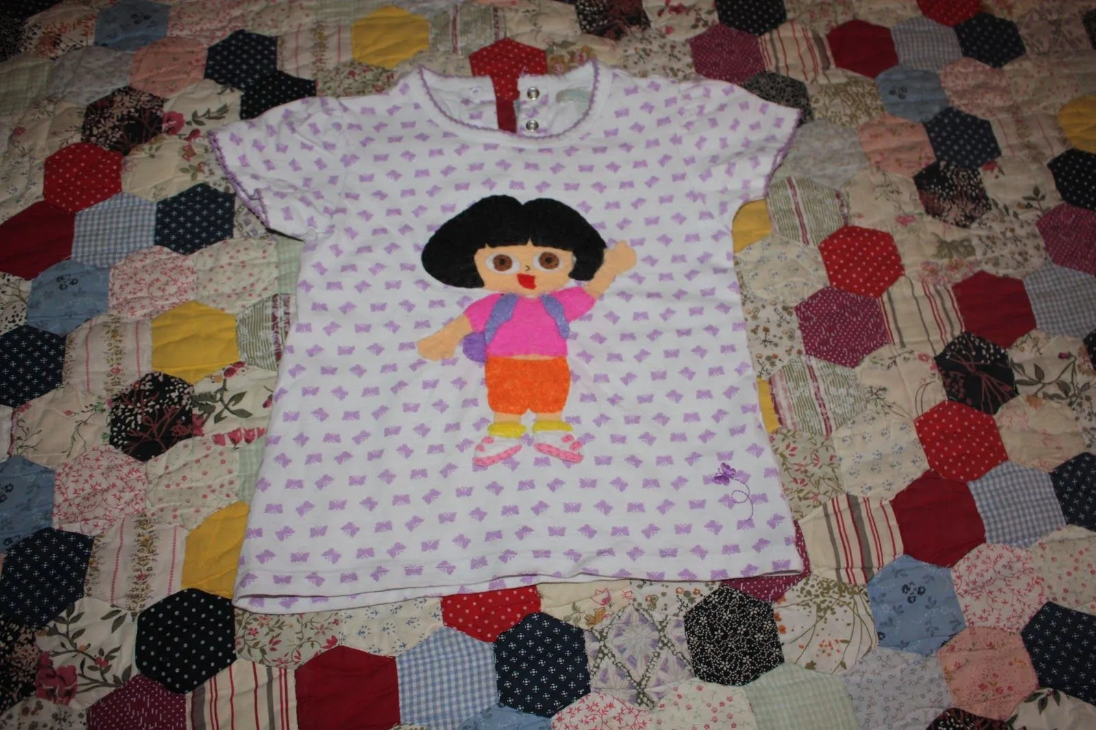 Camisetas decoradas con fieltro - Imagui