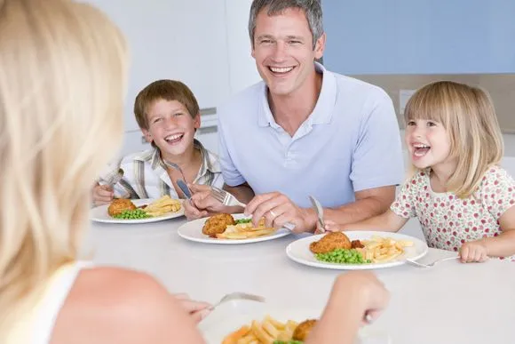 Dibujos de niños sentados en la mesa y comiendo - Imagui