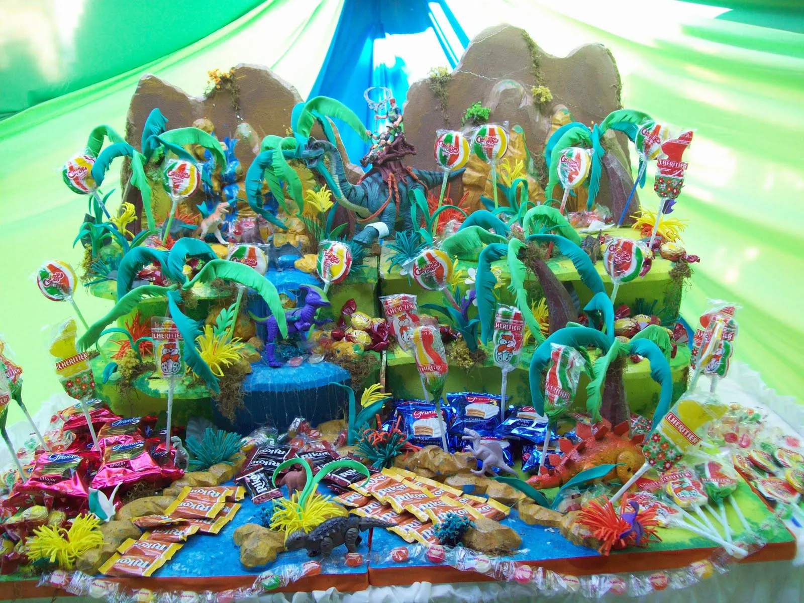 Cotillones de dinosaurios - Imagui