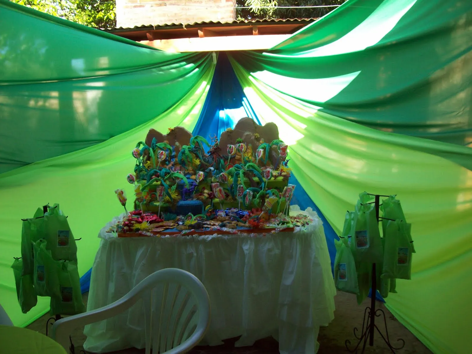 Cotillones de dinosaurios - Imagui