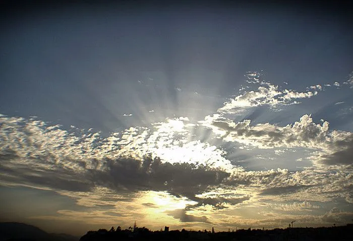 Imagenes de sol entre nubes - Imagui